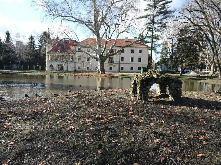 Stupavský kaštieľsky park ožíva: nový vodopád, lapidárium aj drevený ...